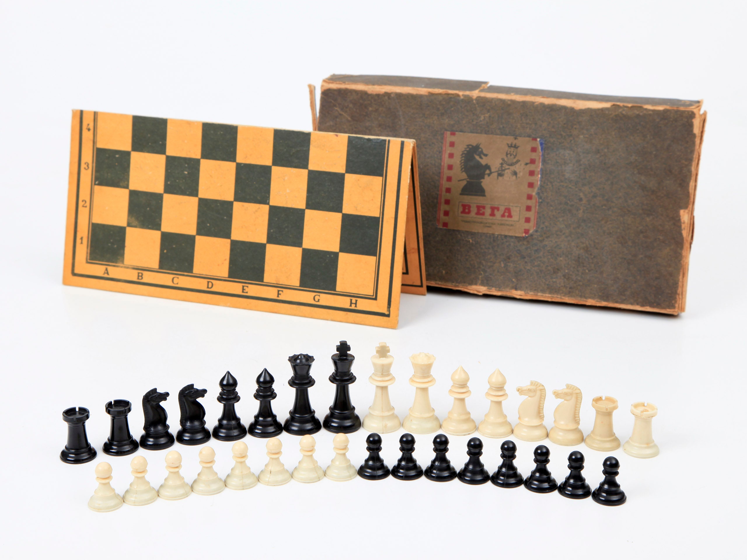 1960's Vintage Bakelite Chess Set From East. Europe, KH 6,5cm., Old ...