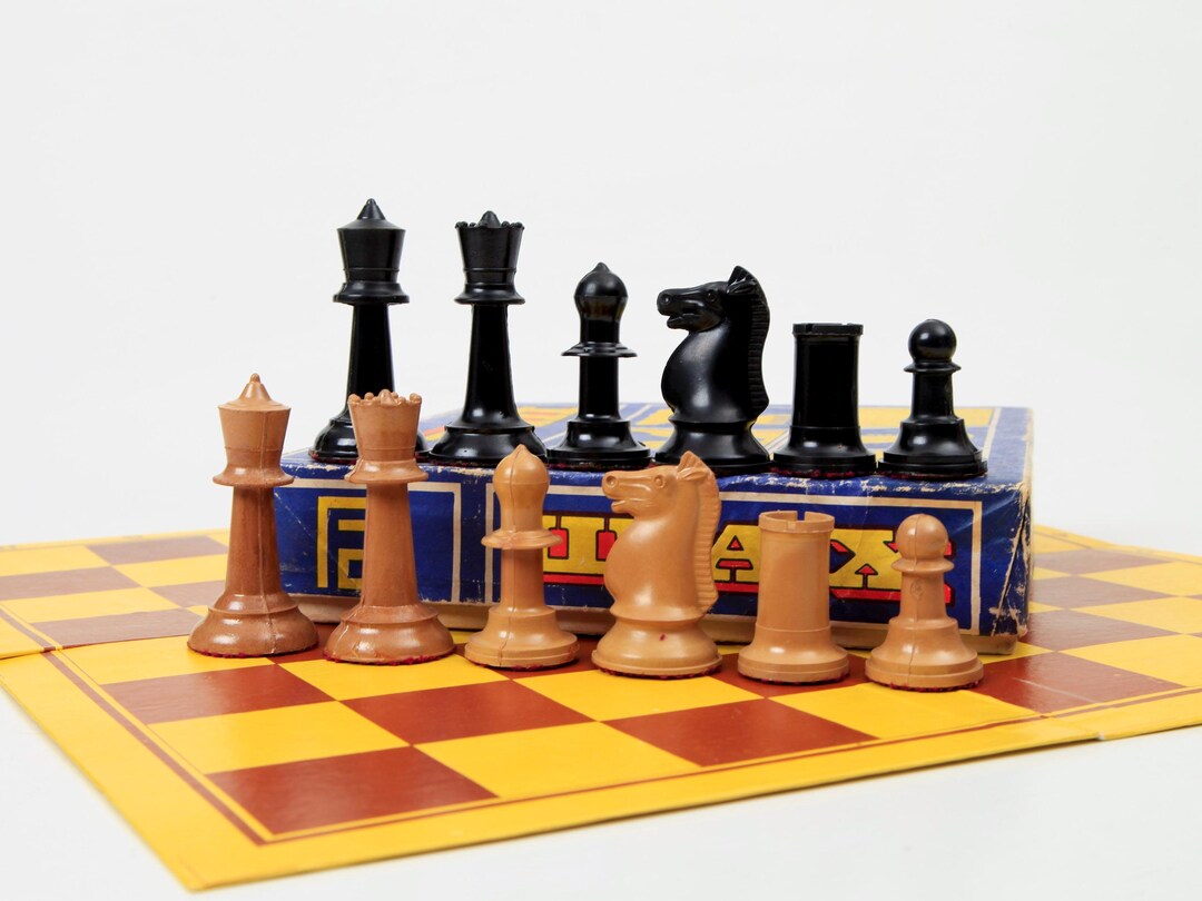 1980's Tournament Bakelite Chess Set From East Europe, KH 8.5 Cm/3,35 ...