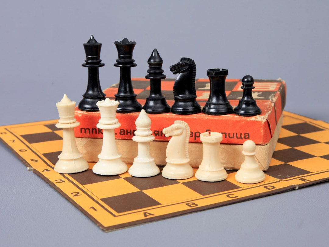 1970's Vintage Plastic Chess Set From Eastern Europe, KH 6cm/2,35
