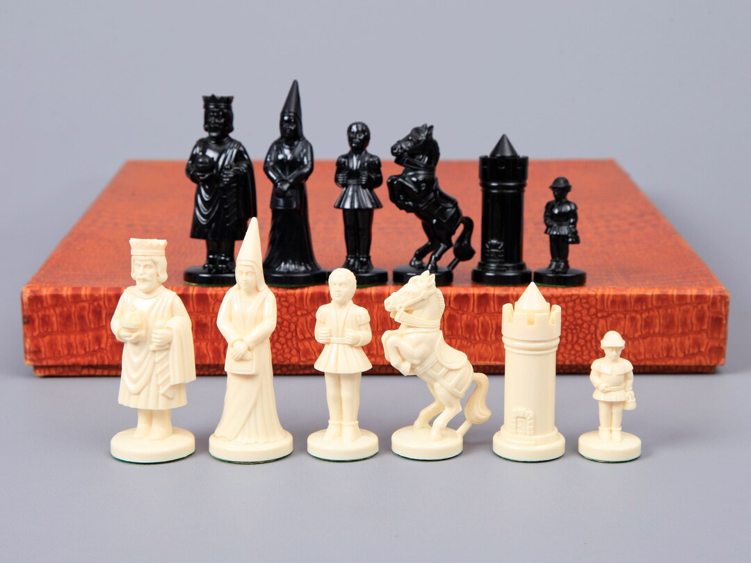 Vintage "king Arthur" Chess Set, KH 9,2 Cm/3,6", Plastic Weighted ...
