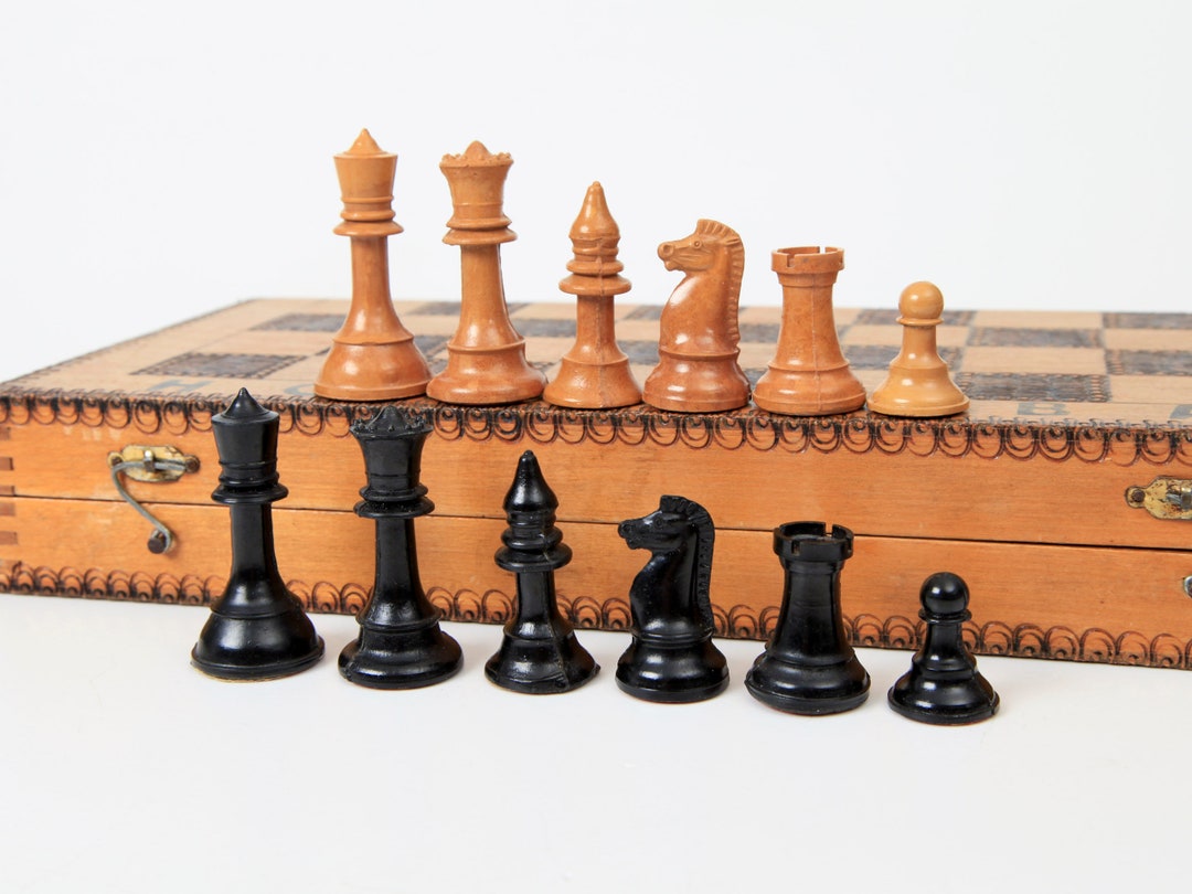 Vintage Bakelite Chess Set With Wooden Folding Chess Board, KH 6,5 Cm ...