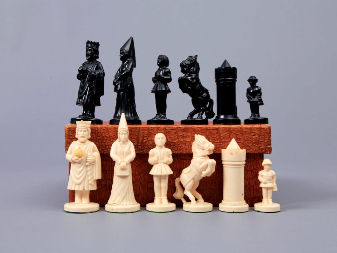 Vintage Weighted "king Arthur" Chess Set, KH 9,5 Cm/3,75", Plastic ...