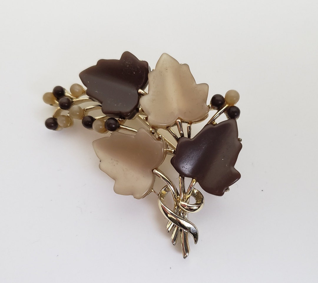 Broche feuille de lucite vintage, marron foncé et beige, signée Coro ...