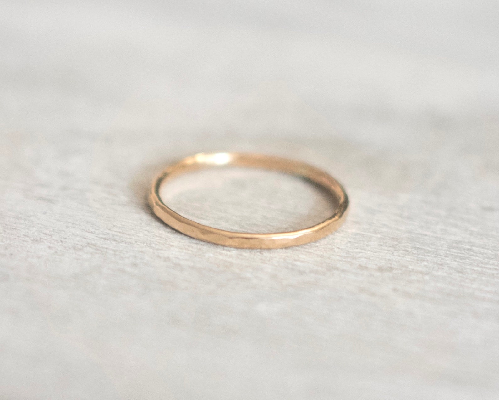 Dunne gouden gehamerde ring dunne gouden ring sierlijke - Etsy Nederland