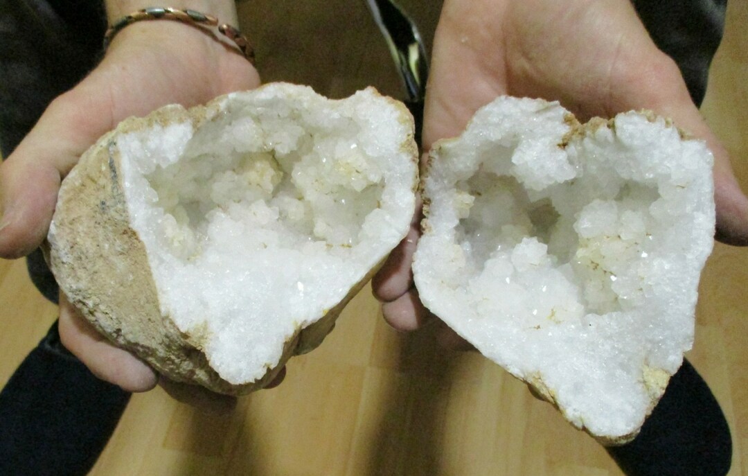 Blanc Sélénite Géode paire cristal environ 90mm + fertilité Désert du ...