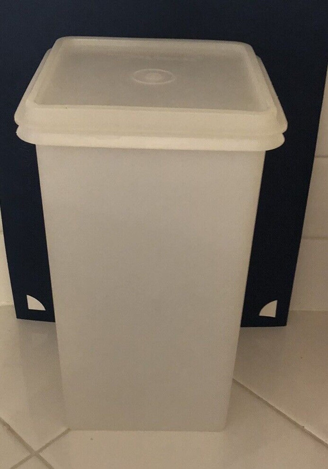 VINTAGE TUPPERWARE Square Cracker Keeper CONTAINER With Lid Good ...