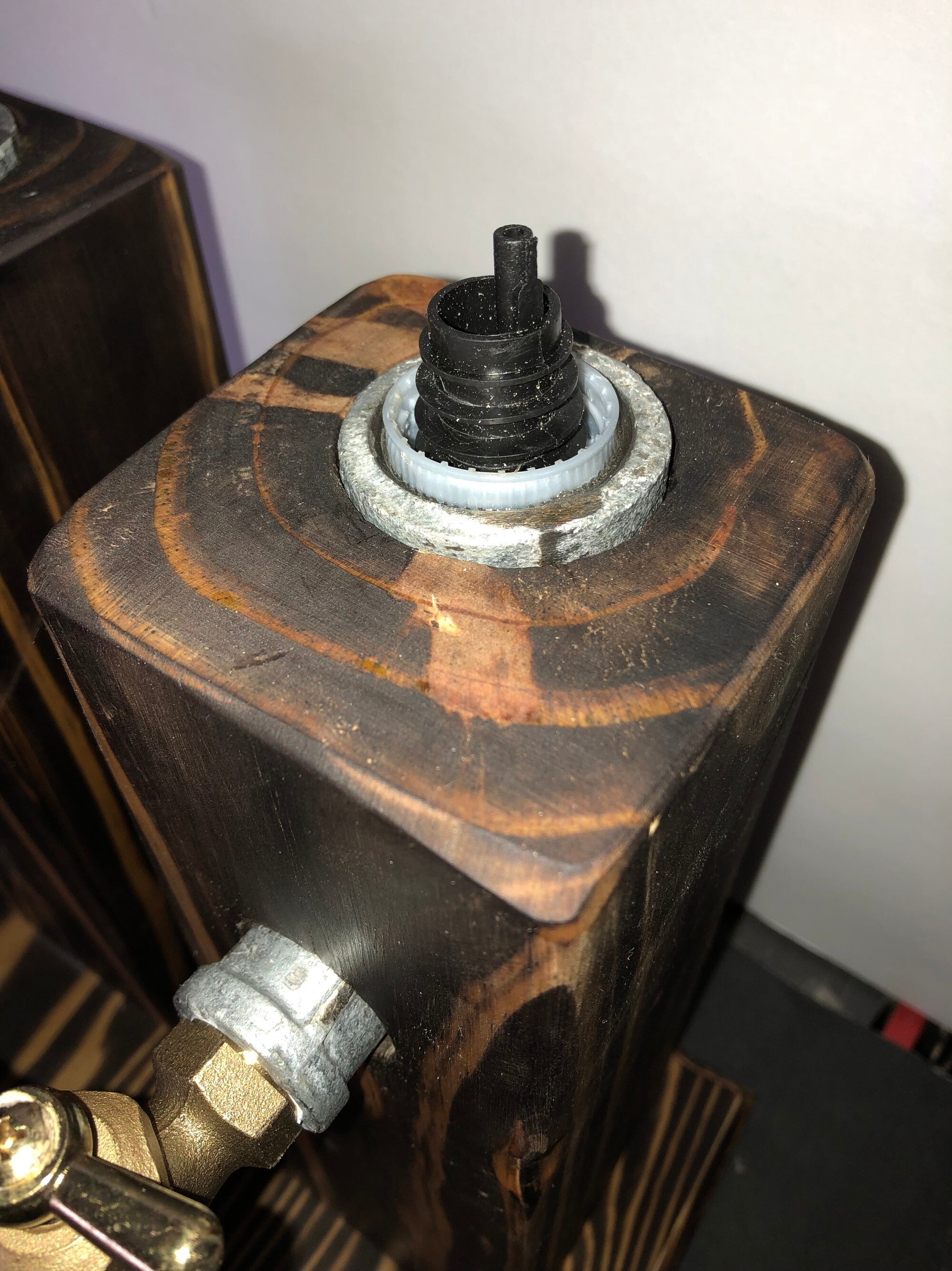 Single bottle dispenser