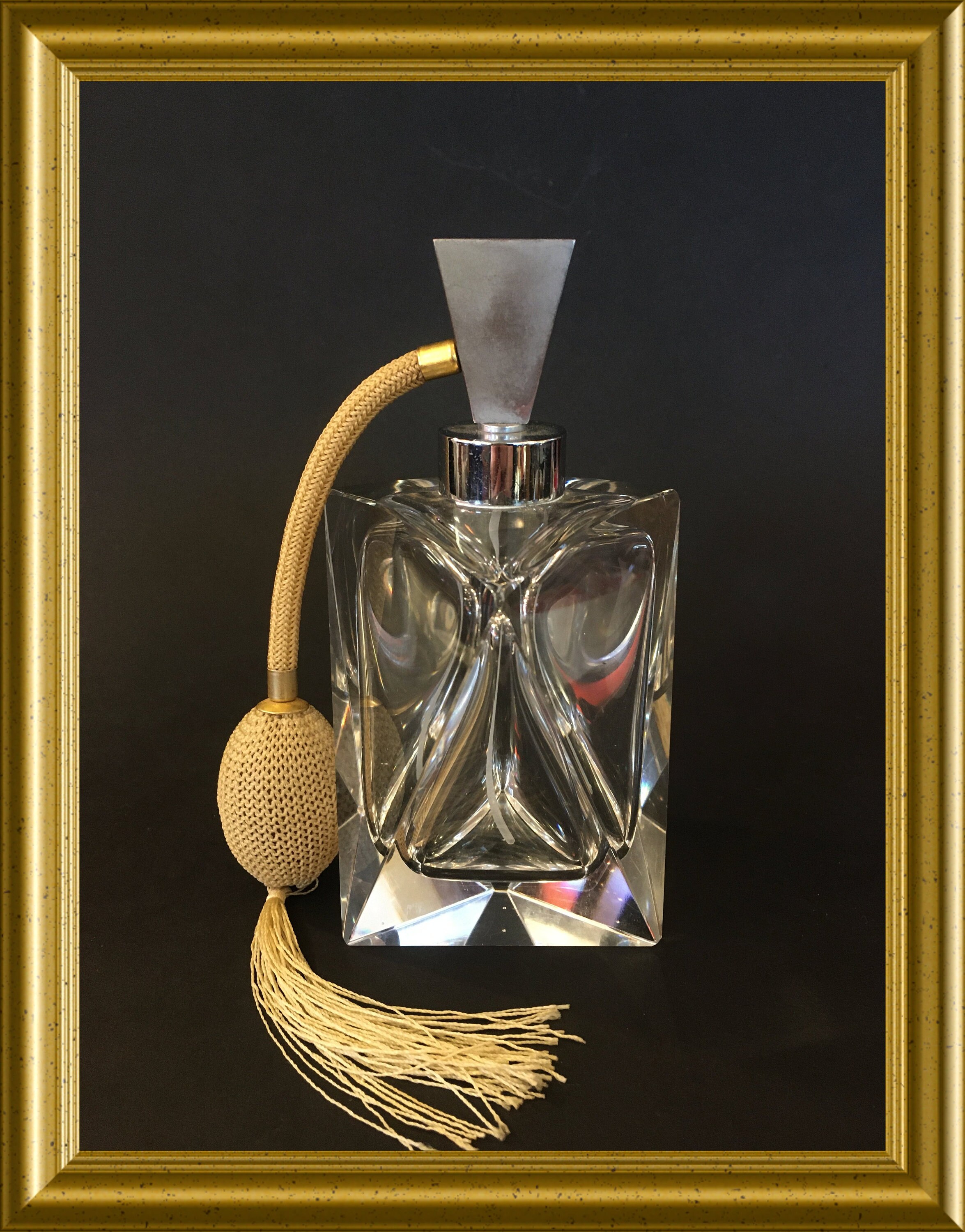 Lovely art deco cut crystal glass perfume bottle atomizer with bulb puffer