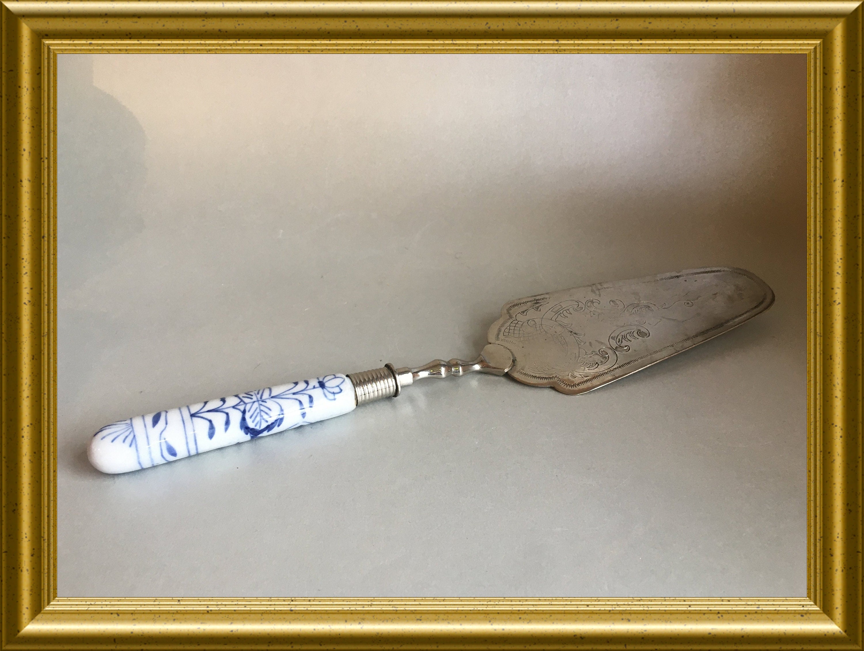Vintage cake server: blue and white porcelain