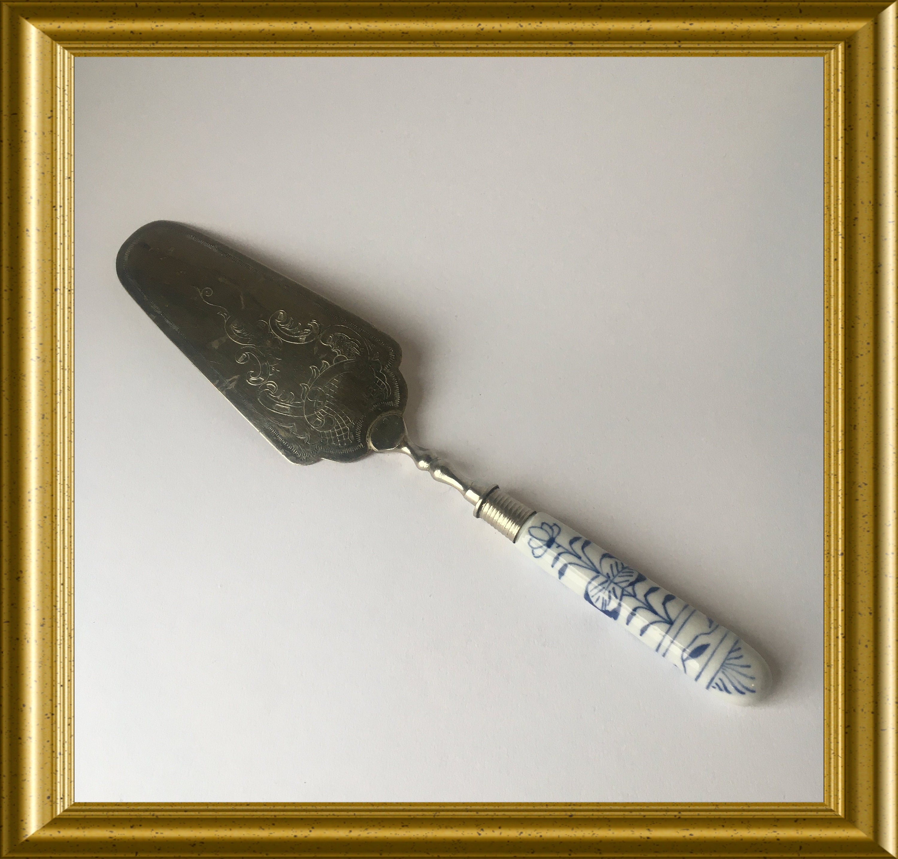 Vintage cake server: blue and white porcelain