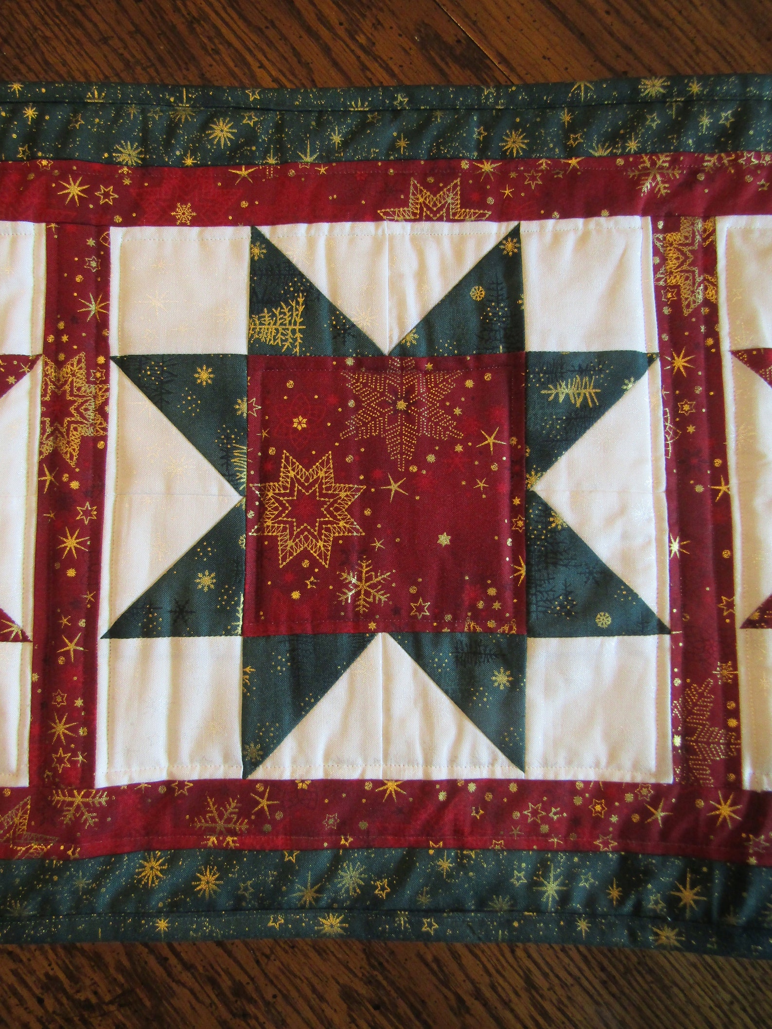 Christmas Star Table Runner Pattern PDF by Simpson Designs - Etsy