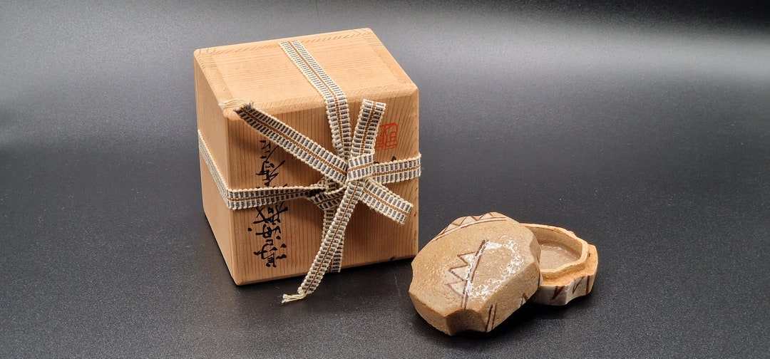 Japanese Oribe Yaki Kogo Incense Box. Signed With Tomobako. - Etsy