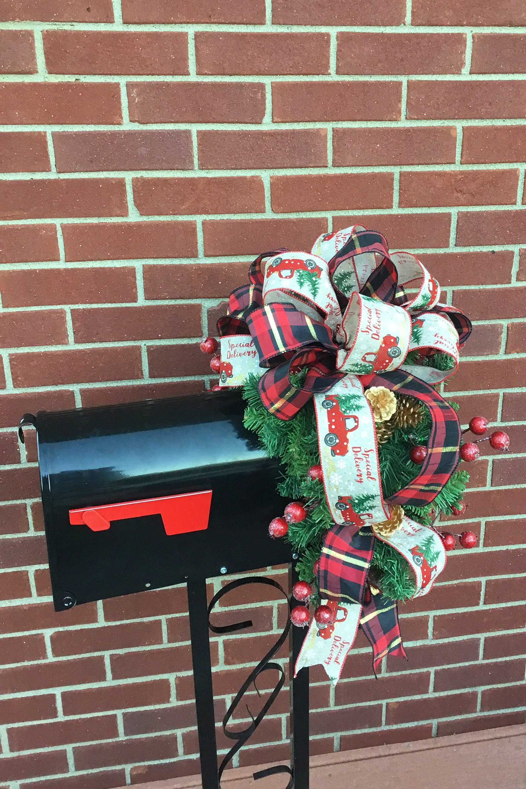 Red Truck Christmas~farmhouse Swag~mailbox Decoration~mailbox Topper ...