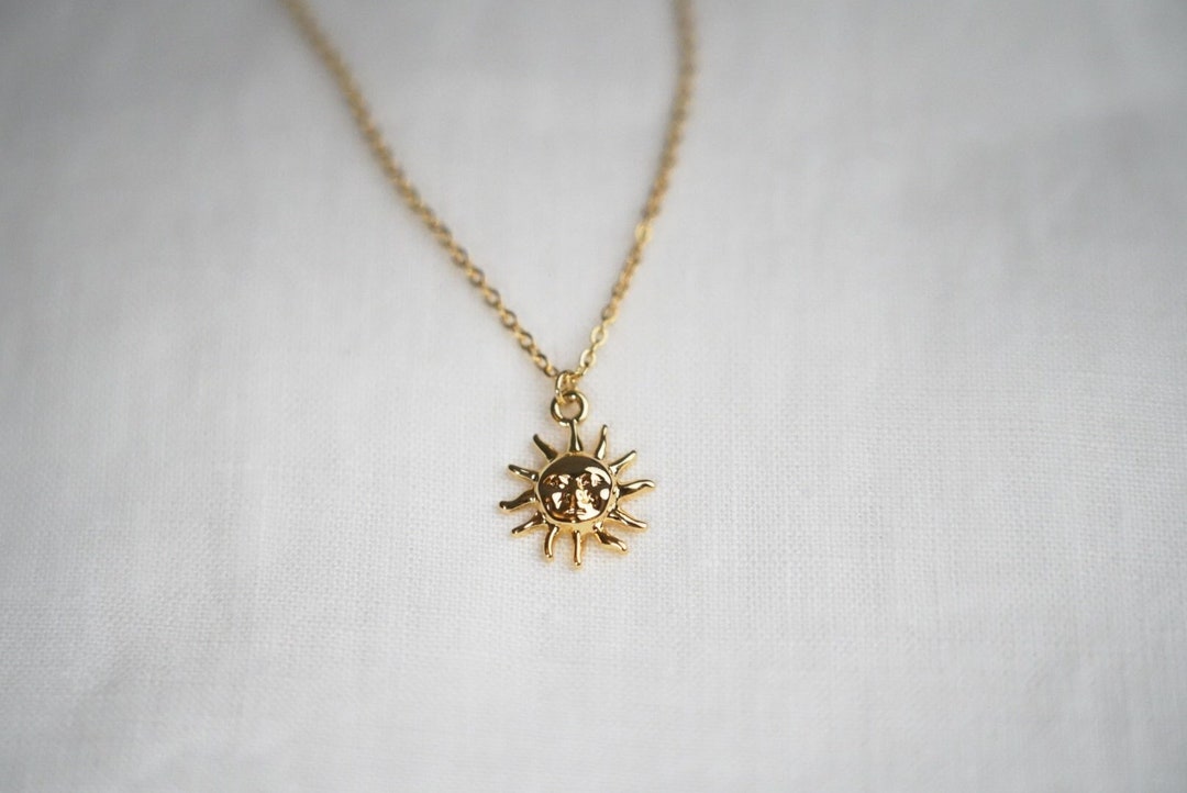 Collier Hélios soleil plaqué or doré ou argent pendentif mythologie médaille moderne et tendance ...