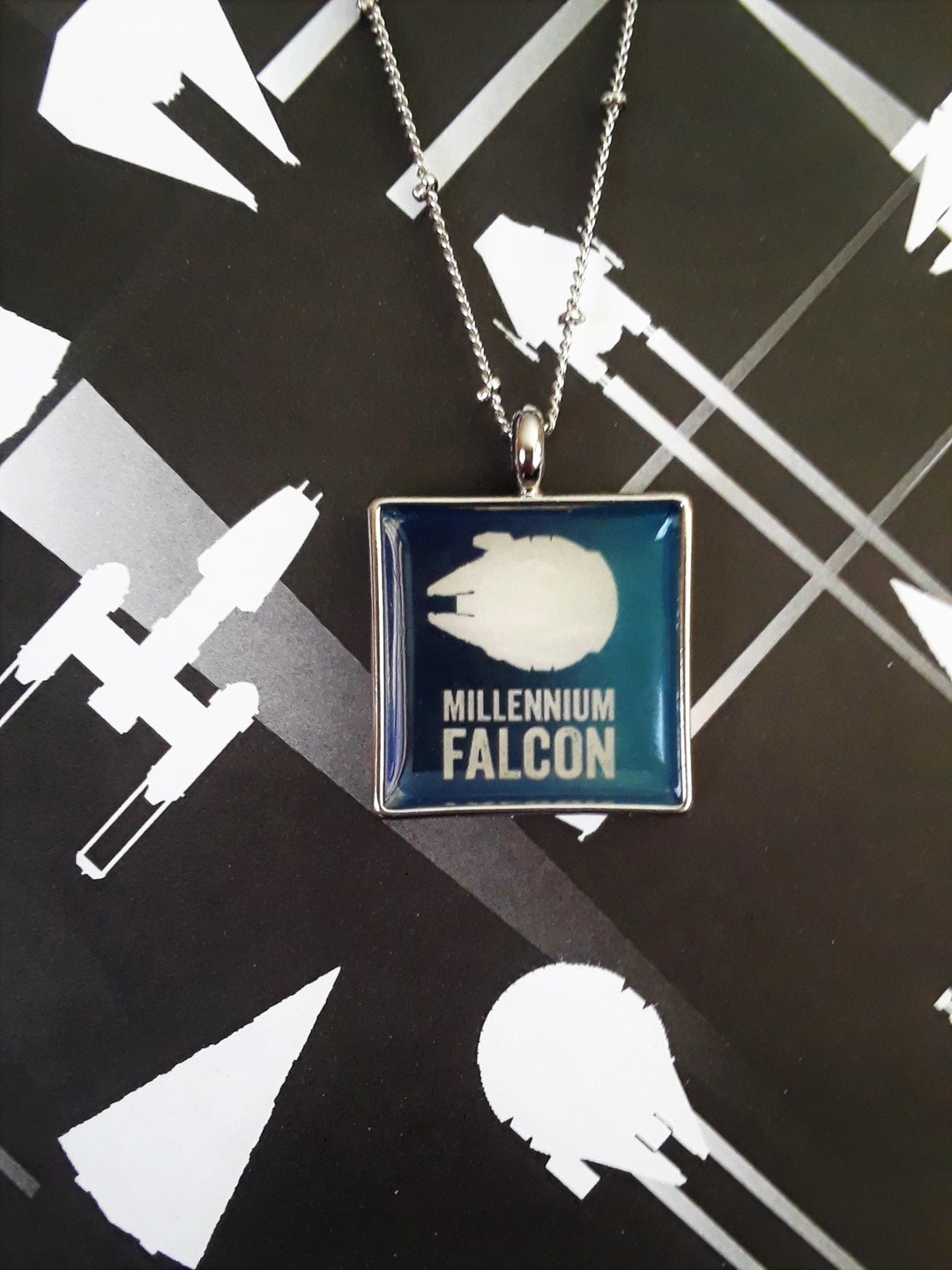 Collar de silueta blanca Millennium Falcon de 21mm - Etsy México
