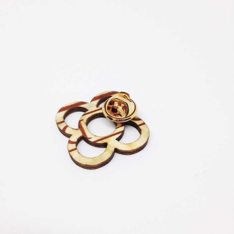 Pin De Madera Flor De Barcelona Pin Panot Barcelona Flor De Barcelona De Madera Pisando
