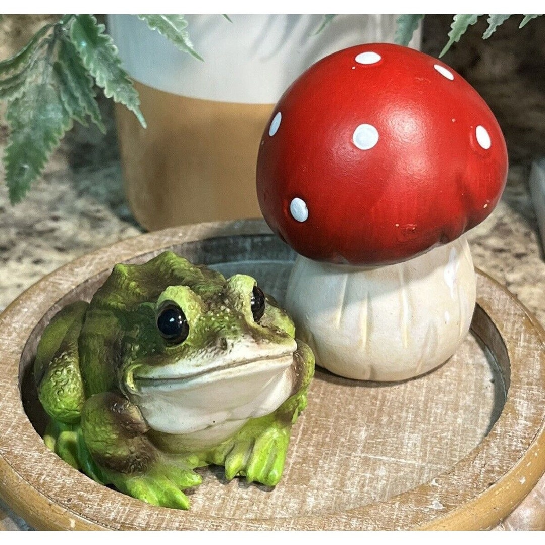 Garden Resin Small Porch Frog With Real Look Body + Red Top Mushroom ...