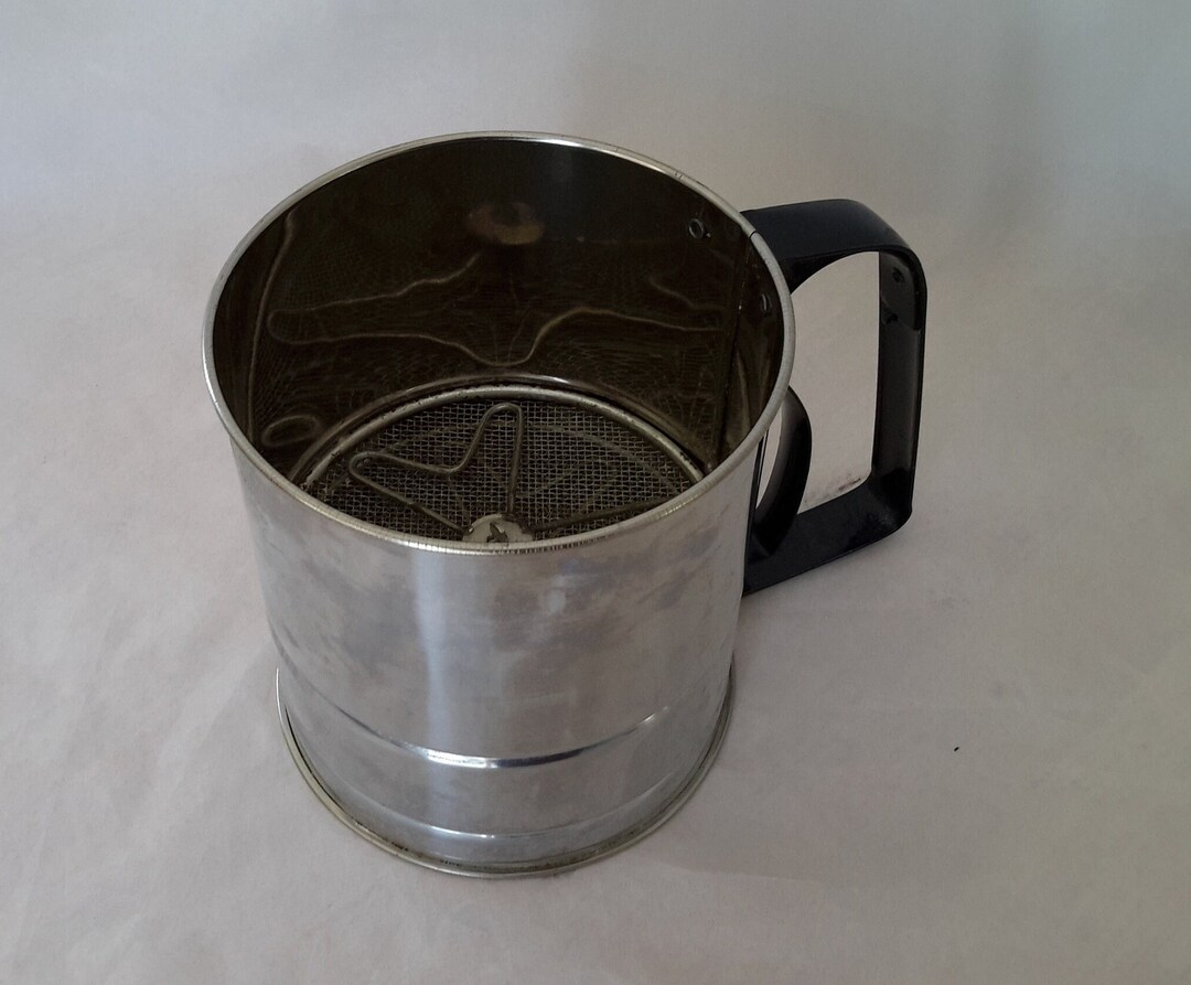Androck Metal Flour Sifter Vintage Bakers Kitchen Tool Accurately ...