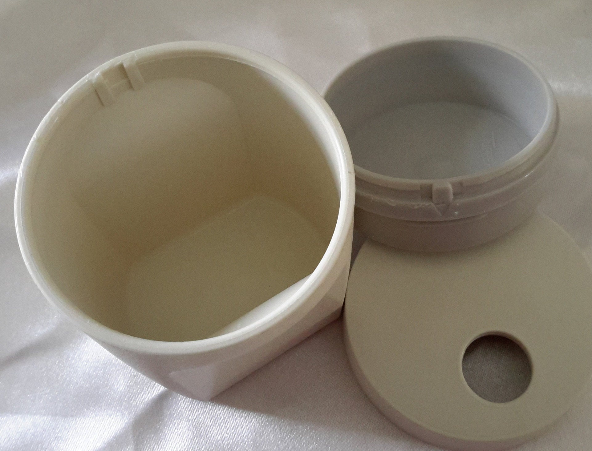 Tupperware Shaker Salt & Pepper Shakers or Spice Containers ~adjustable ...