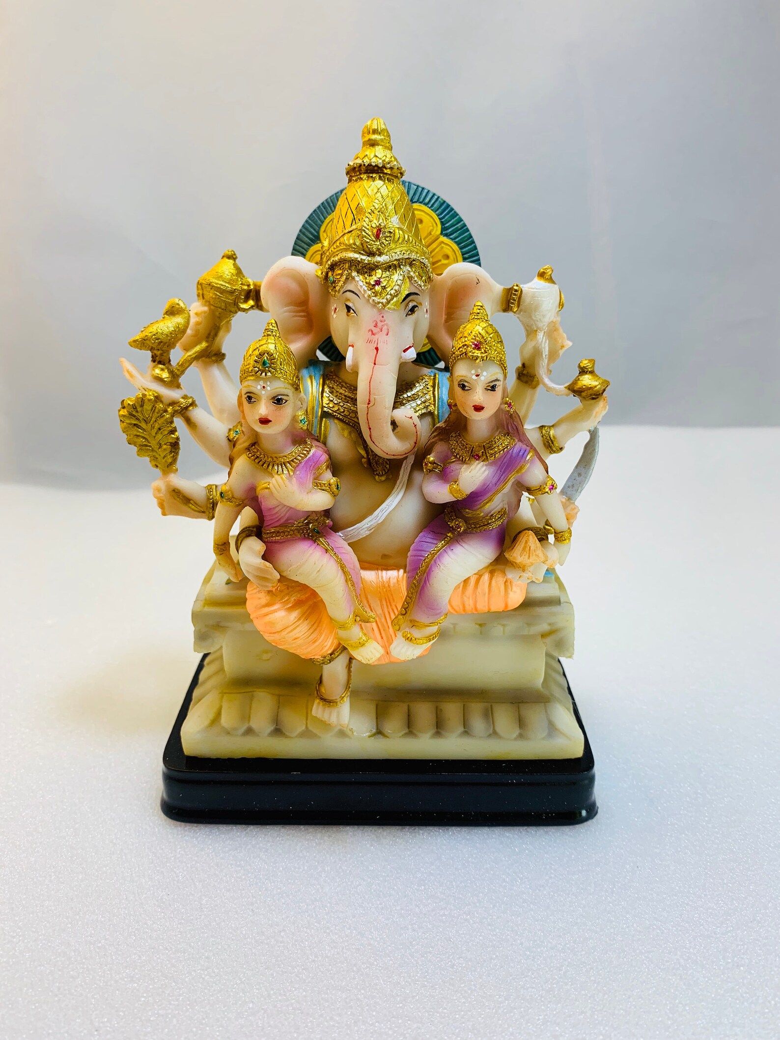 Lord Ganesh With Riddhi & Siddhi. Ganesha Blessing Hindu God Statue ...