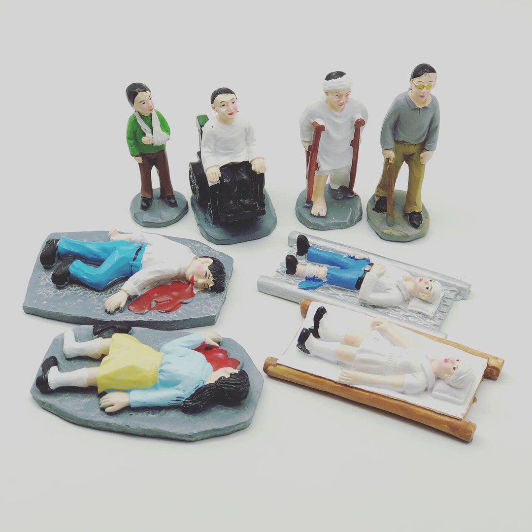 Sandplay Therapy Use Trauma People Figures With Injured Death Grief ...