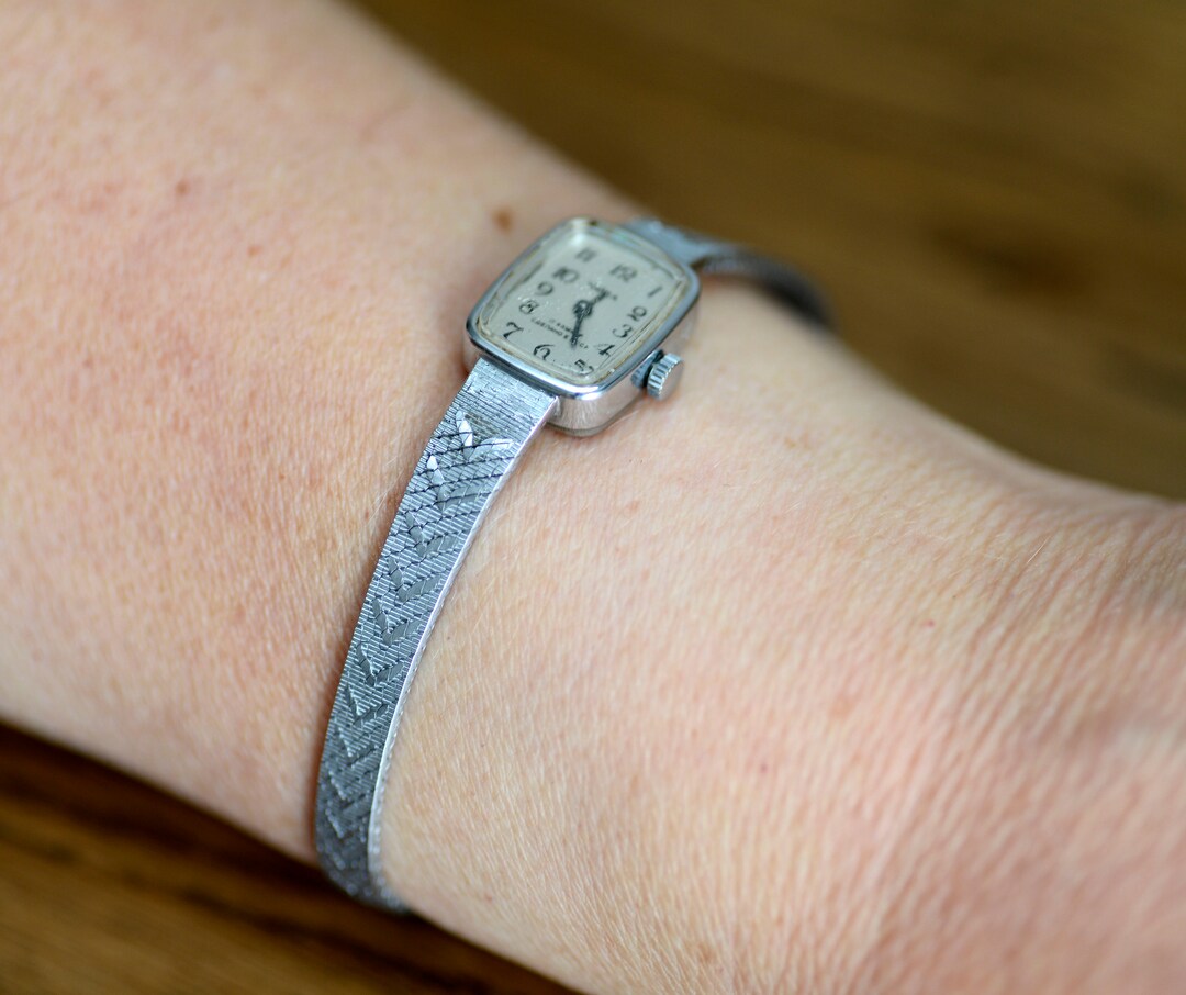 Chic Ladies Watch With Silver Shade Tiny Bracelet , Women's Wristwatch ...