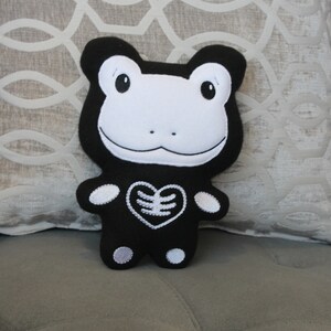 Goth Skeleton Frog Plush Pillow: Halloween Fleece Decoration (9 Inch ...