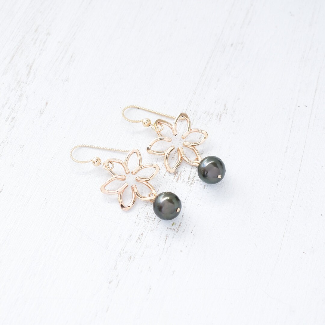 Small Hawaiian Na'u Flower Earrings With 8mm Black Freshwater Pearls - Etsy