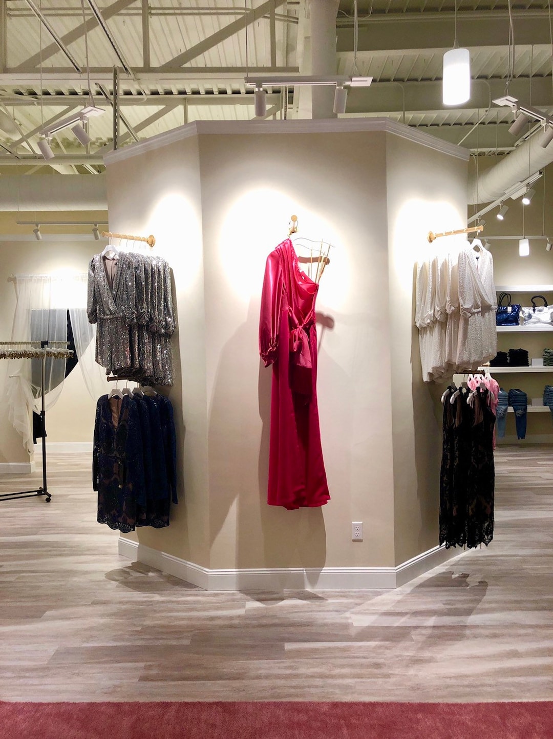 Face Out Wall Clothing Rod Retail Display - Etsy Canada