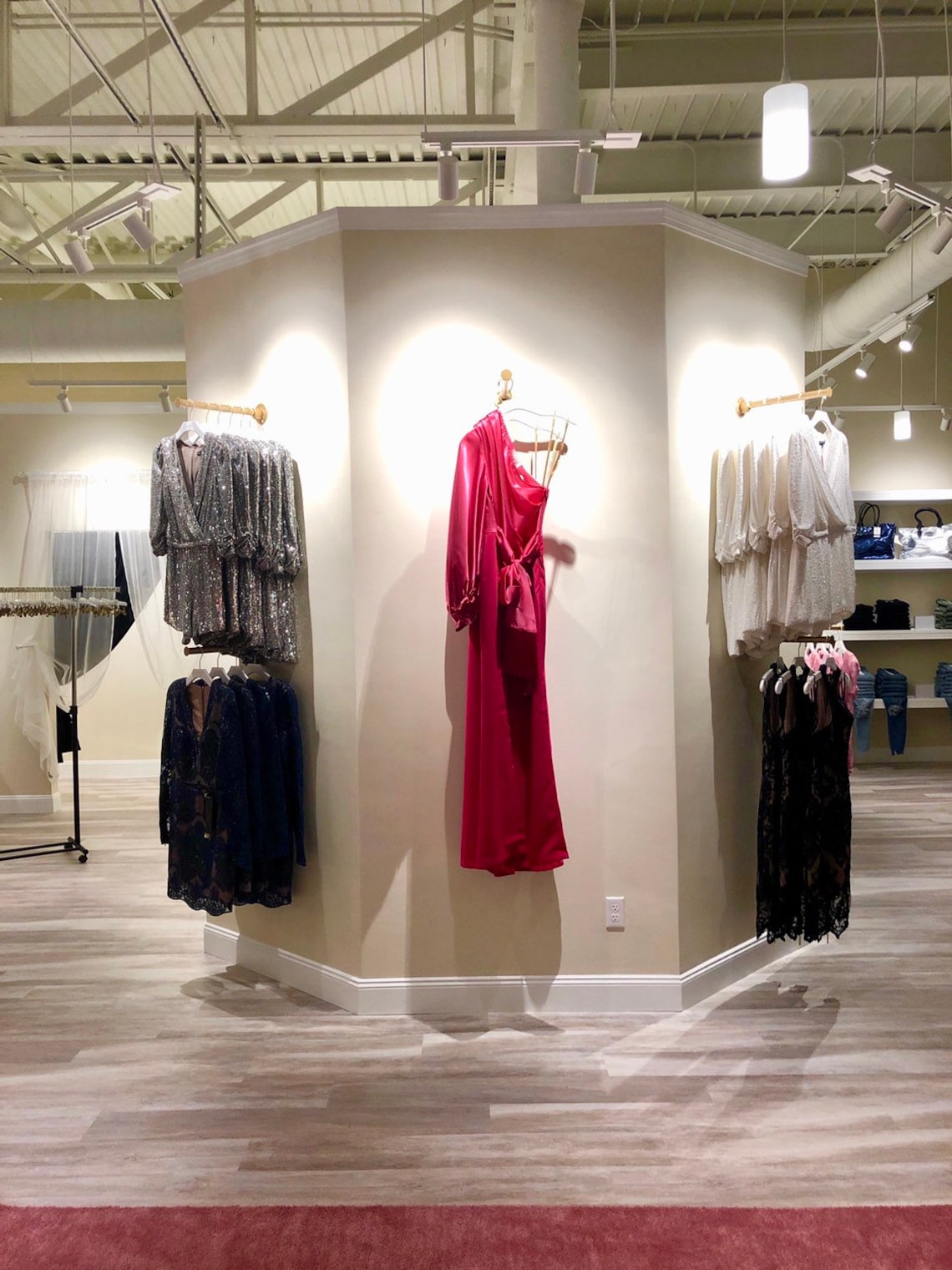 Face Out Wall Clothing Rod Retail Display - Etsy Canada