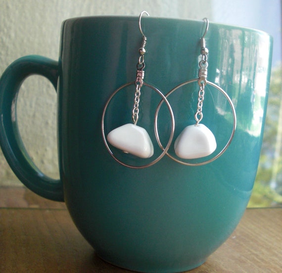 Aro medio dangle de cuentas blancas geométricas | Etsy