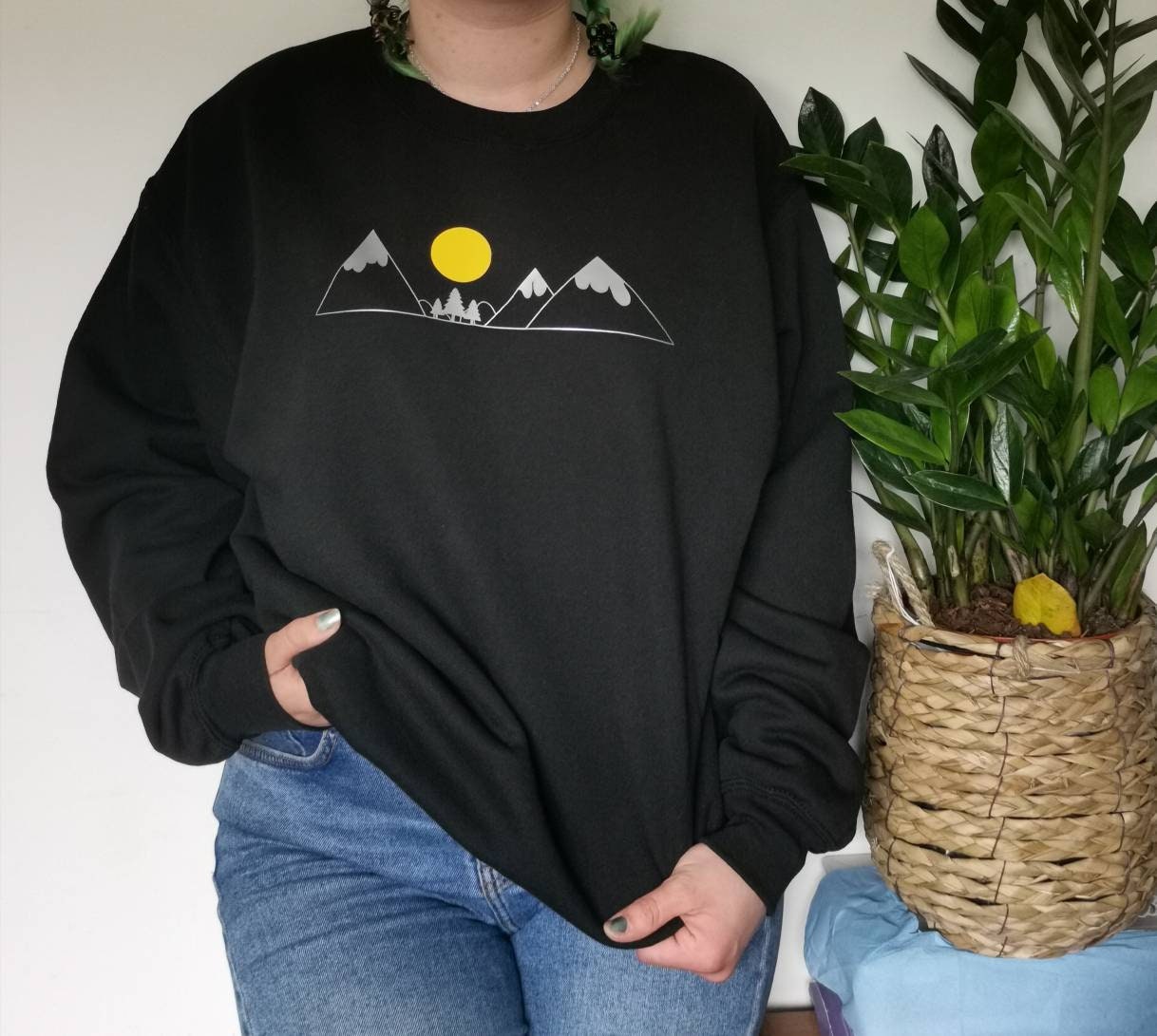 Mountain Range Scenery Unisex Black Crewneck Jumper, Fruit of the Loom ...