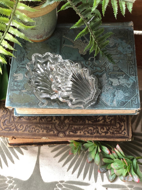 Vintage glass shell trinket box - Gem