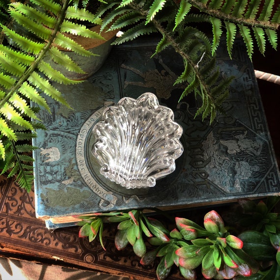 Vintage glass shell trinket box - Gem