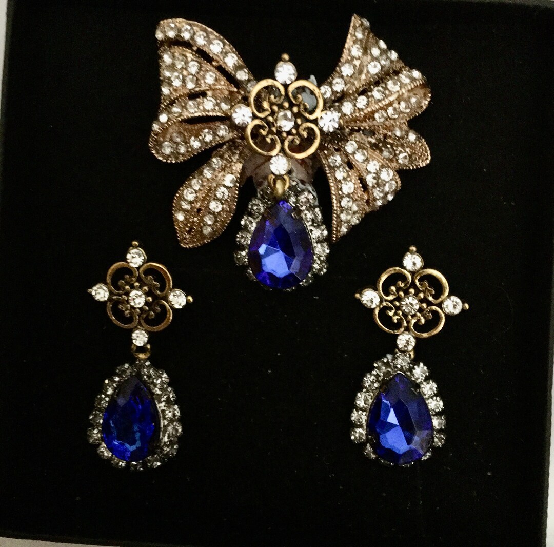 Regency Style Brooch/stomacher 5cmx5cm. A Golden Bow With a Sapphire ...