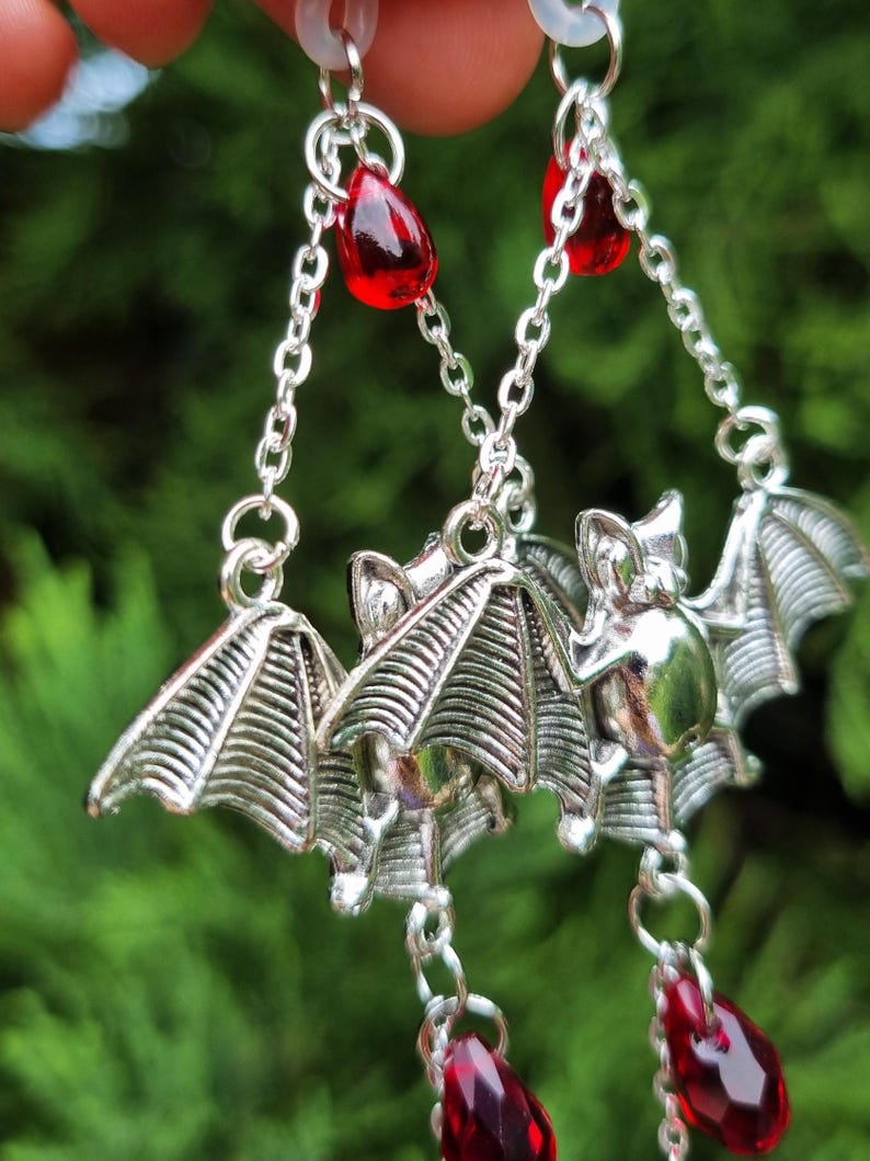 Gothic Bat Glasses Chain – Bronze Bats - Spooky Eyewear Holder for Alt ...