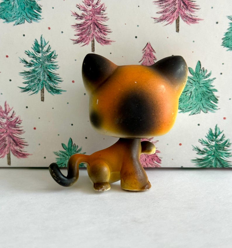 2007 Hasbro Littlest Pet Shop Calico Shorthair Cat With Lifted Paw 27 ...