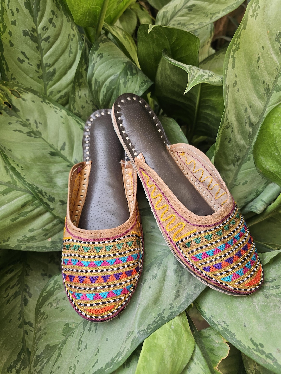Handcrafted Ultrasoft Genuine Leather and Colorful Silk Thread Jutties ...