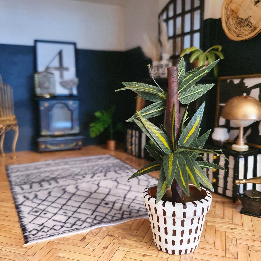 Dollshouse Yukka Plant in Hand Painted Monochrome Pot. 12th Scale ...