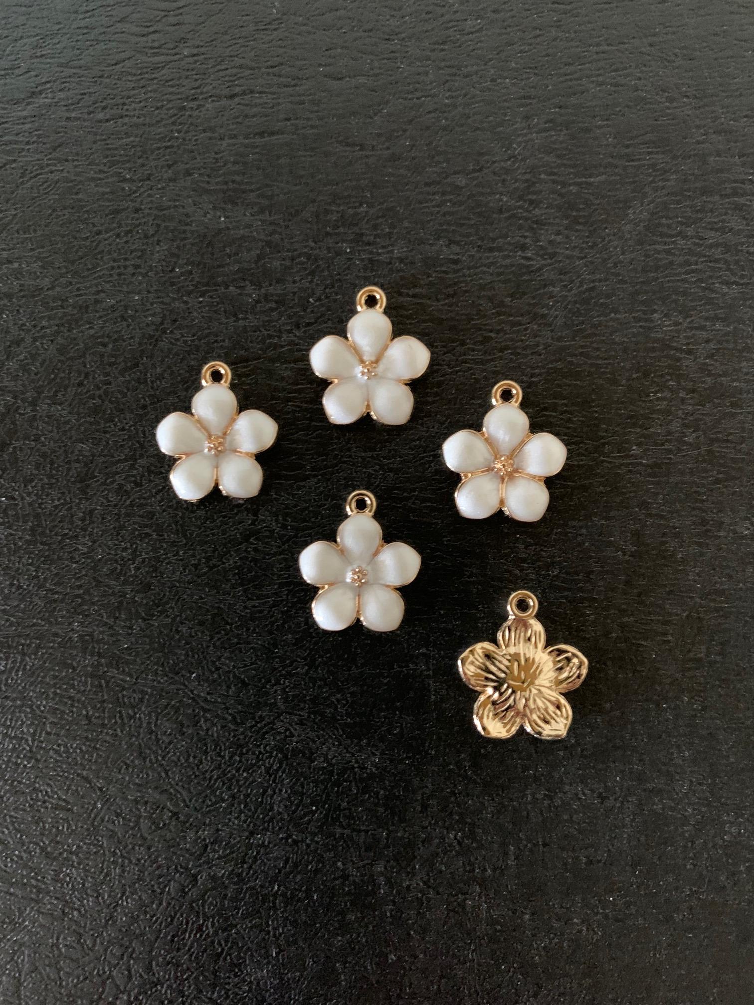 5 Pearly White Flower Charms, White Flower Charms, Flower Charms ...
