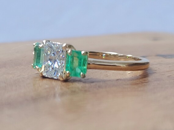 1.47ct.Vintage 14k Yellow Gold Three Stone Ring Emera… - Gem
