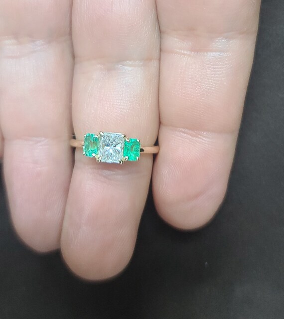 1.47ct.Vintage 14k Yellow Gold Three Stone Ring Emera… - Gem