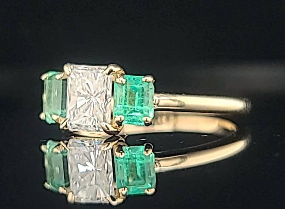 1.47ct.Vintage 14k Yellow Gold Three Stone Ring Emera… - Gem