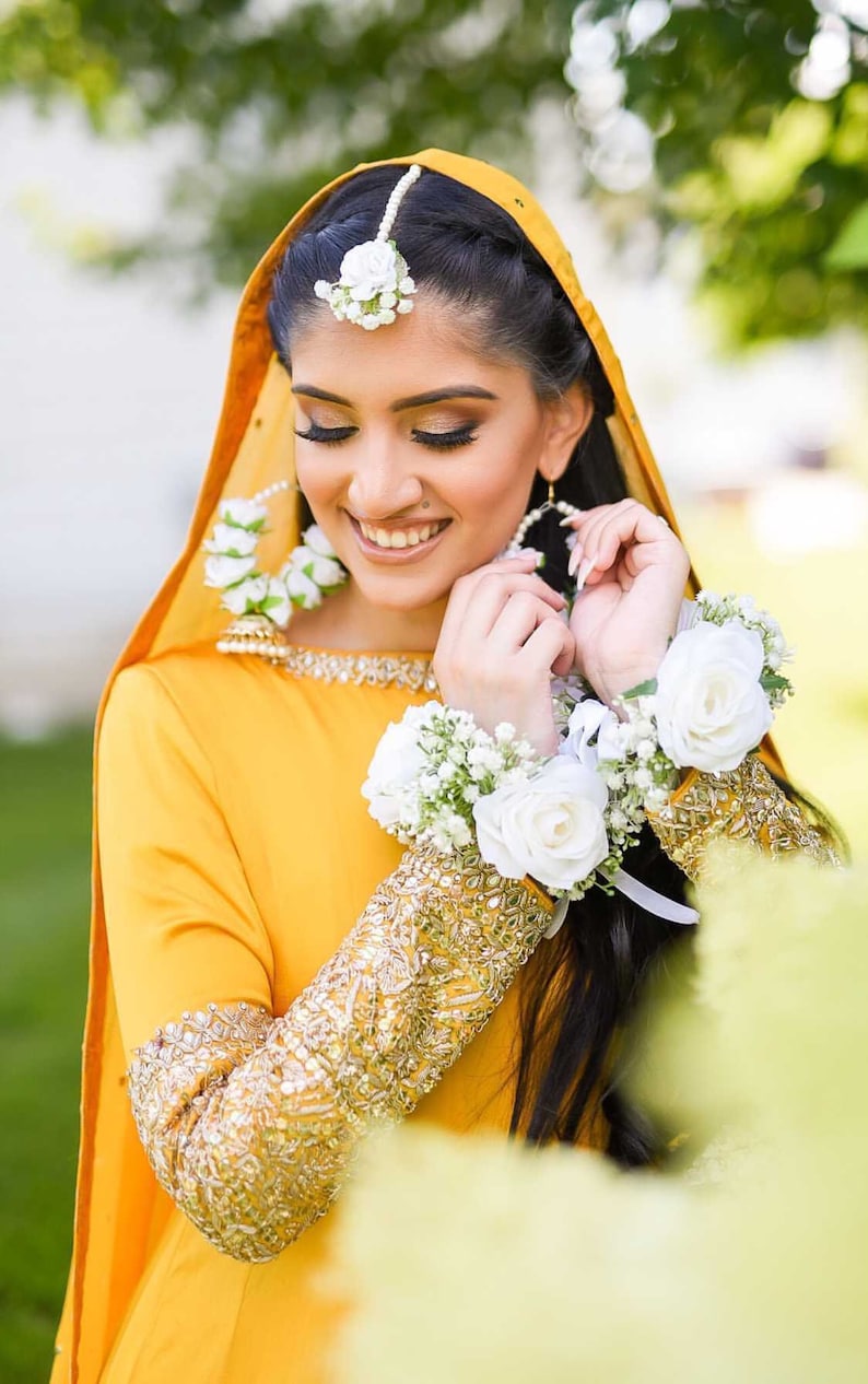 Hand Gajra / Flower Bracelets / Rose / Babys Breath / White - Etsy