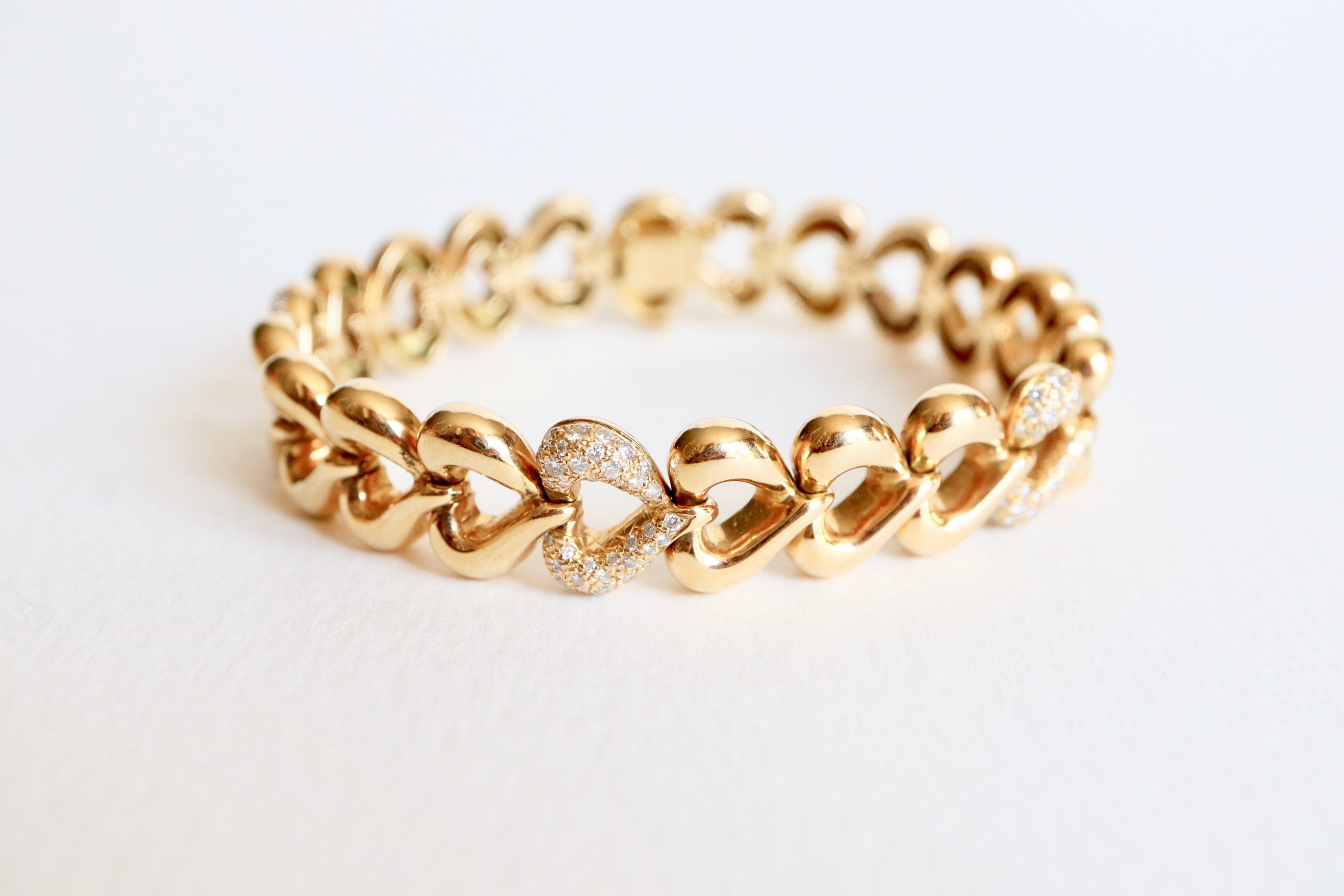 VAN CLEEF & ARPELS Bracelet Hearts in 18 Carat Yellow Gold and Diamonds ...