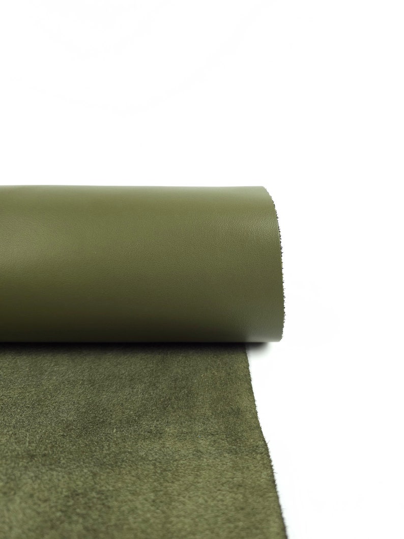 Cuero napa liso de grano uniforme color verde oliva quemado, estilo ...