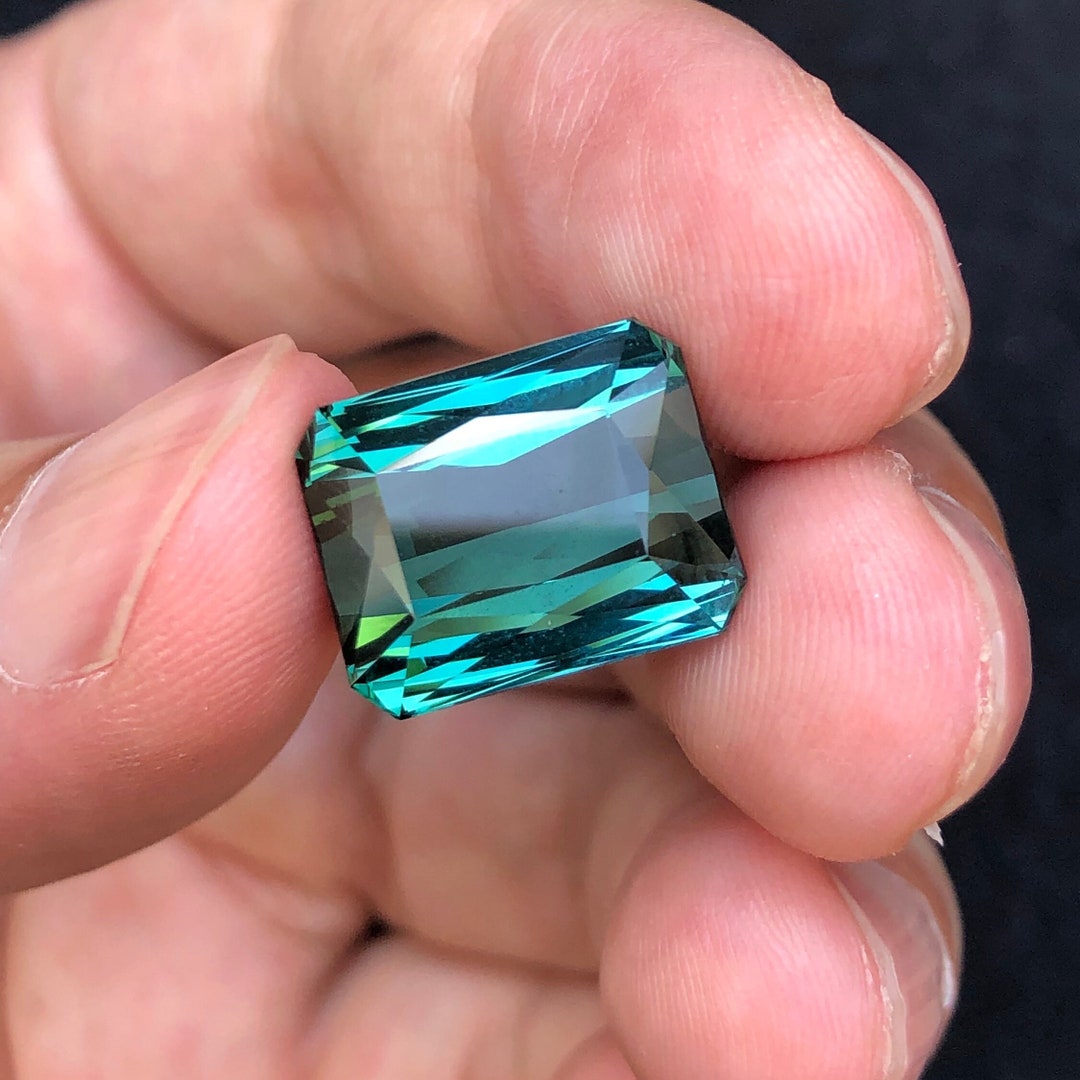 Tormalina blu pulita con lente di ingrandimento di alta qualità da 14 ...