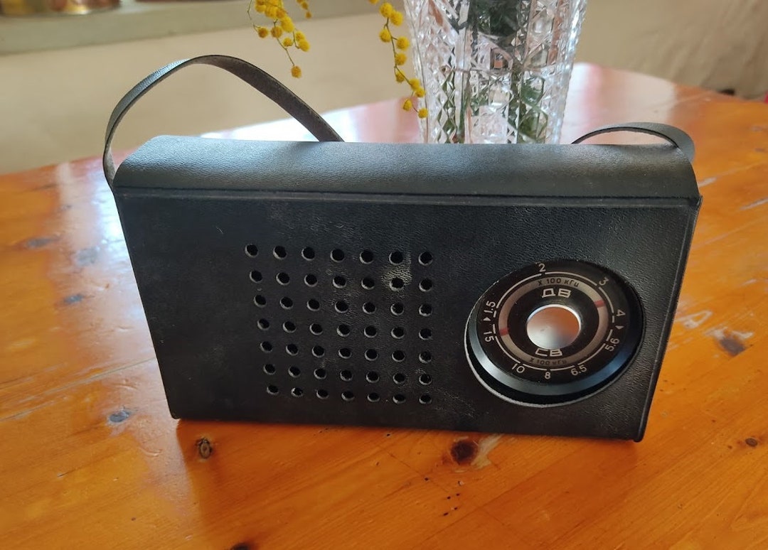 Soviet-era Radio Portable Radio SELGA 405 Vintage USSR Pocket Radio ...