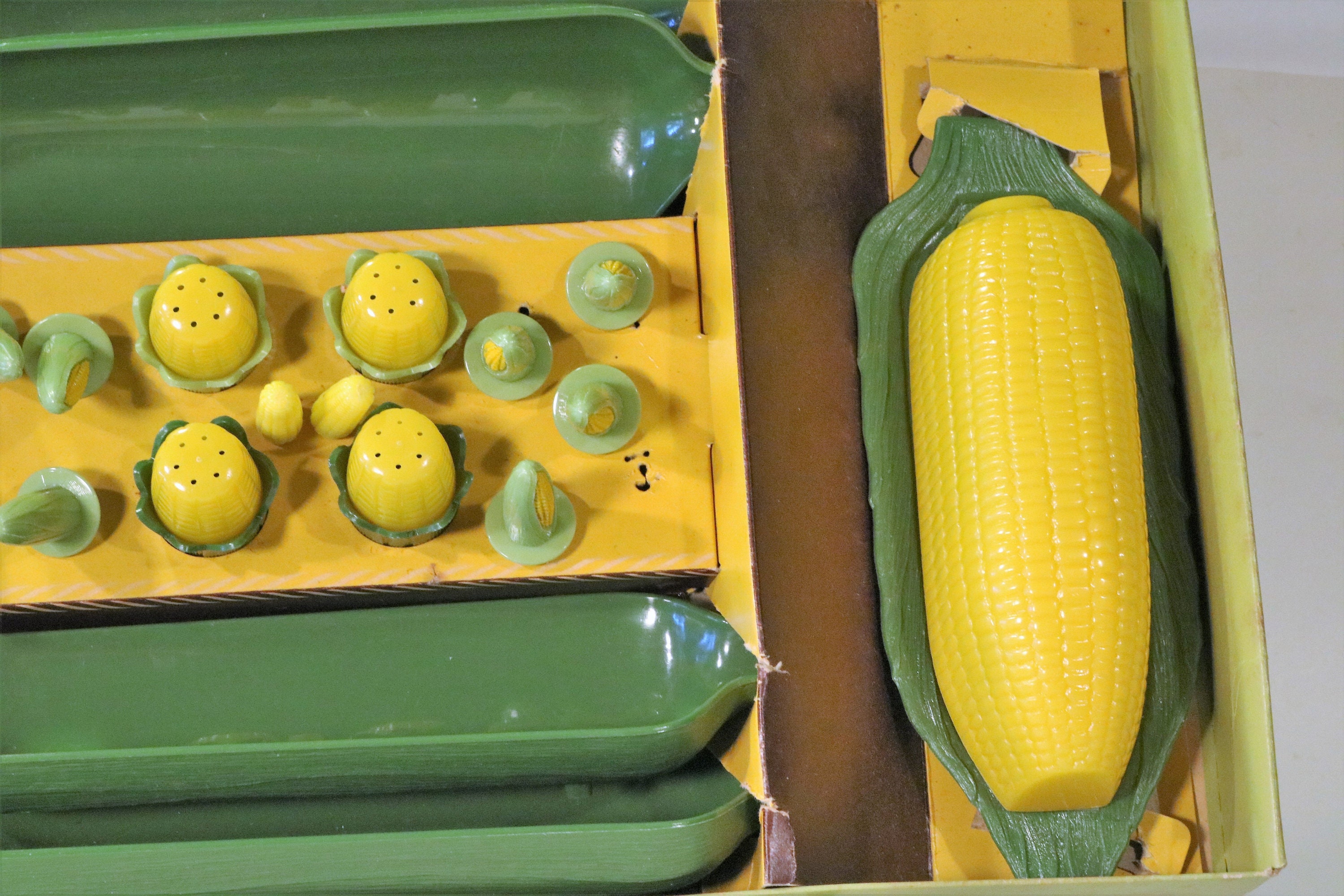 1950's Serv-Rite by Royal Pacific Co. 20 pc Plastic Corn on the Cob Set