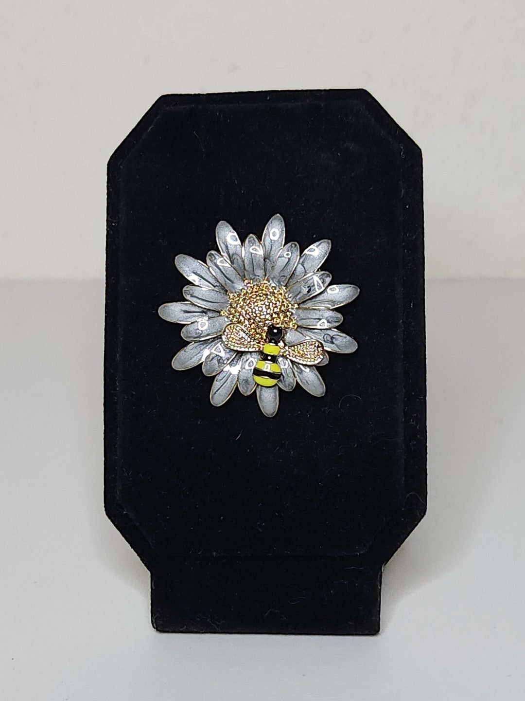 Vintage Gold Tone and Gray Enamel Daisy With Bee Brooch Pin A-7-28-JM ...